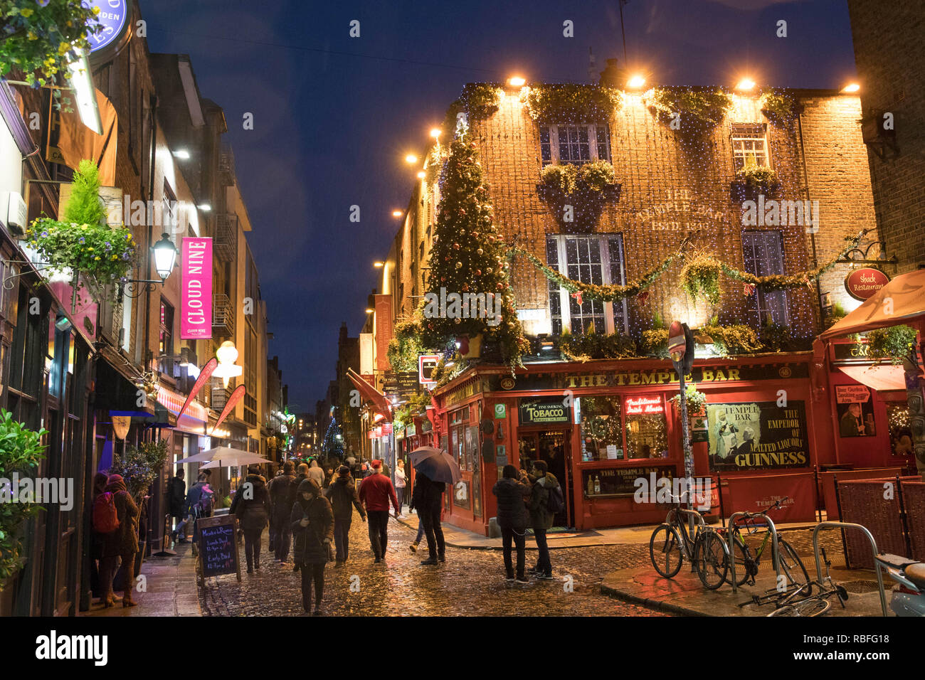 Dublin, Ireland. 02nd Dec, 2018. Passers-by walk through the narrow ...