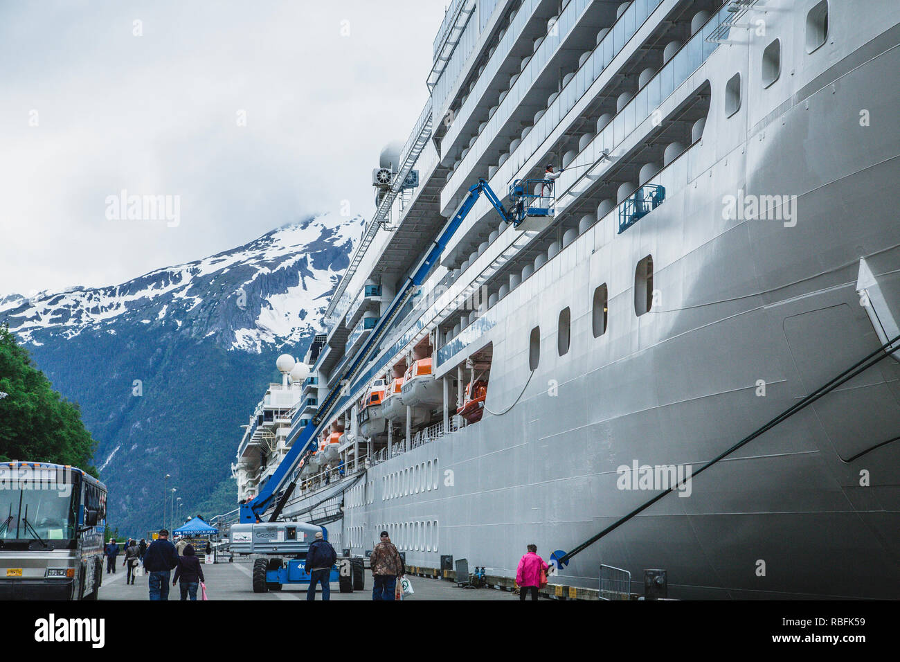 Tour Bus at Cruise Ship Stock Photo - Alamy