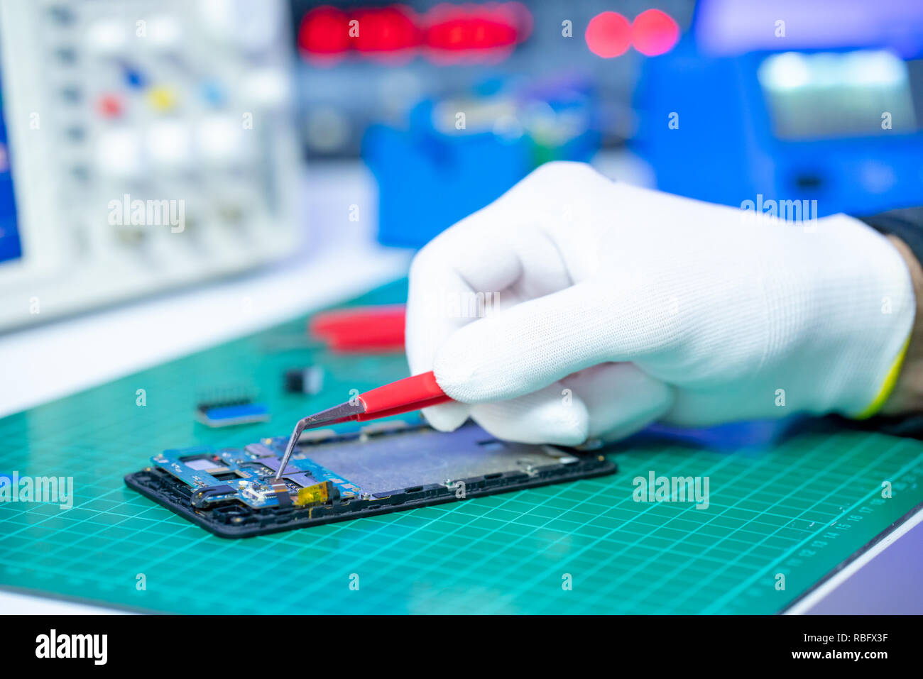 Cell phone repairs hi-res stock photography and images - Alamy