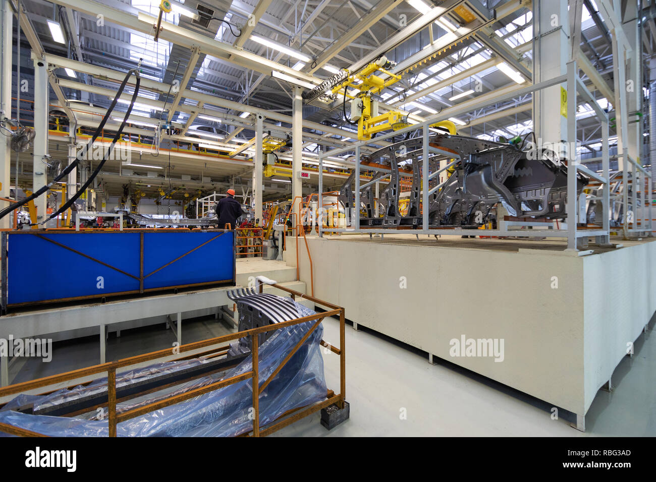 Automotive assembly line workers hi-res stock photography and images ...