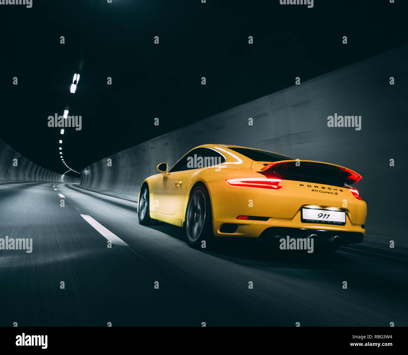 Rolling shot of Porsche 911 Carrera S Stock Photo - Alamy