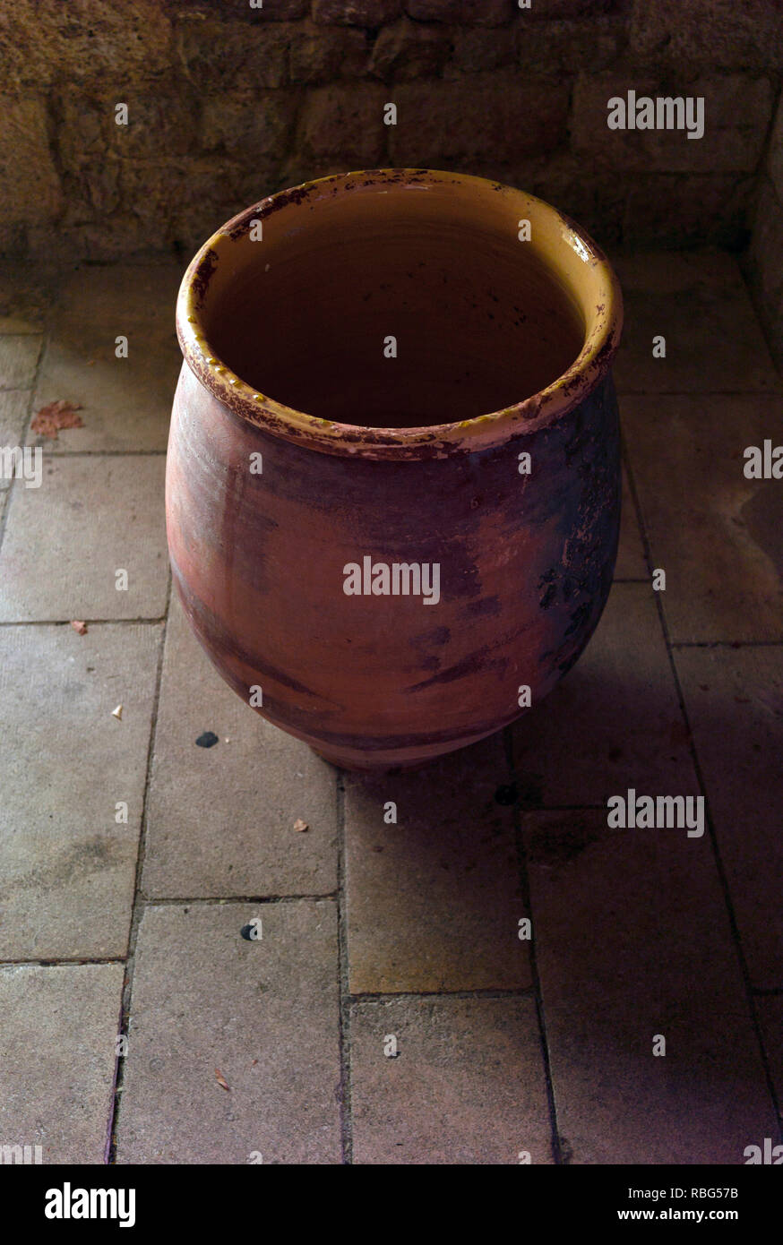 Old terracotta pot hi-res stock photography and images - Alamy