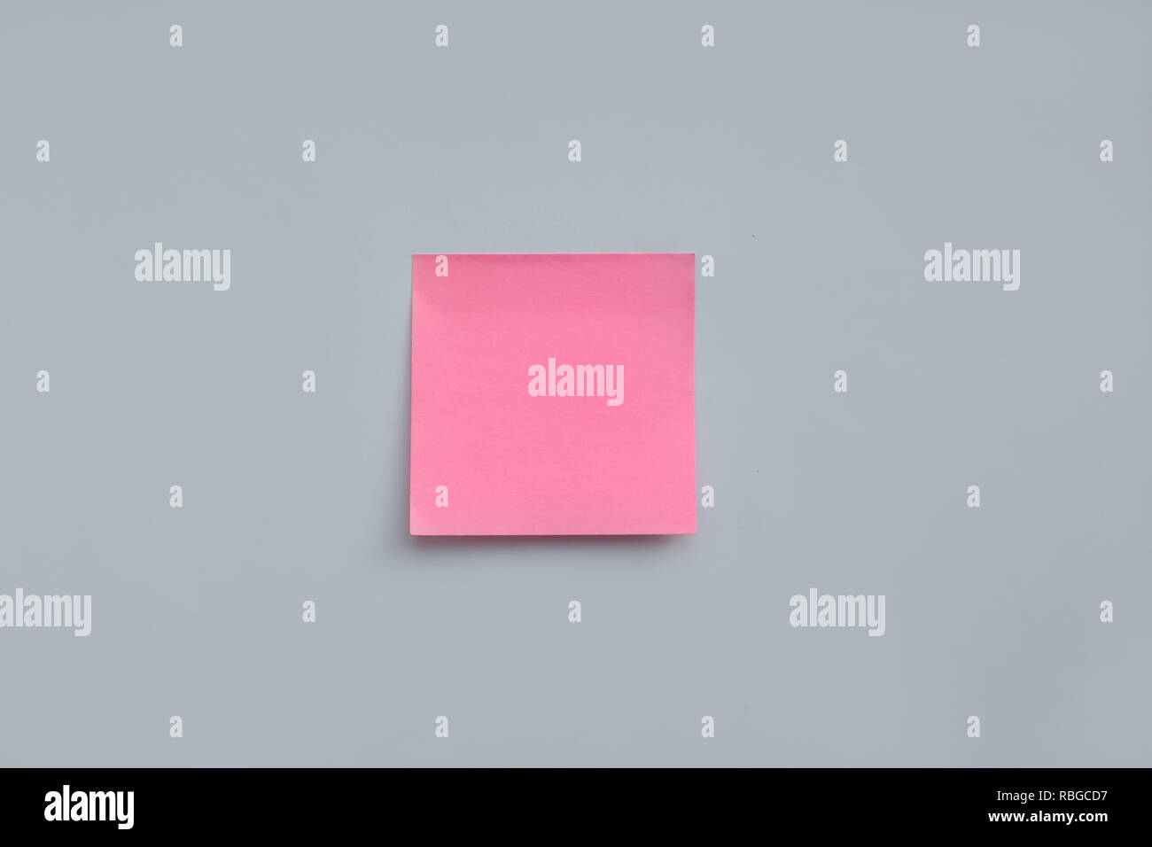 Pink sticky note with copy space on blue background Stock Photo - Alamy
