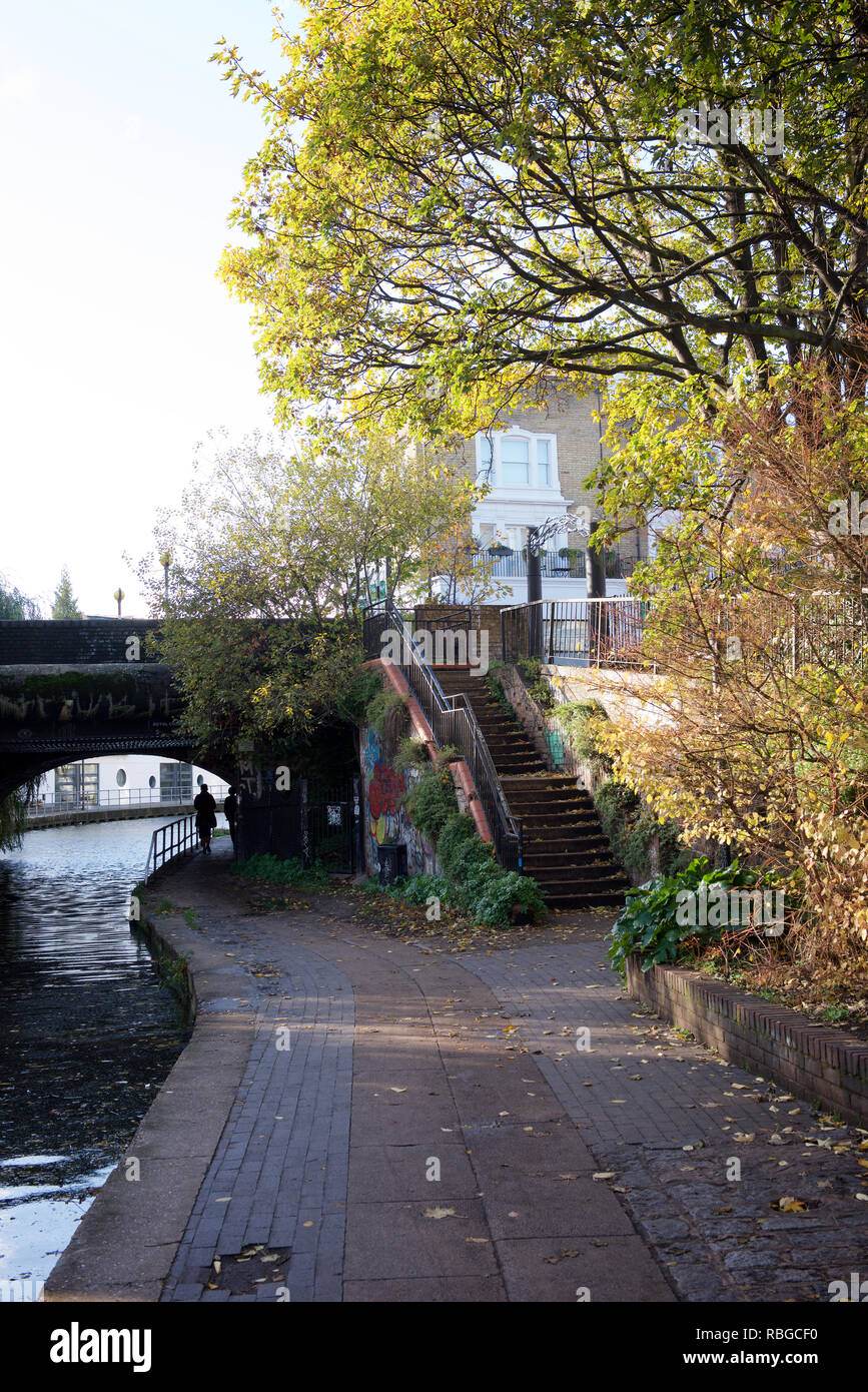 Towpath alongside the Regent's Canal in London Stock Photo - Alamy