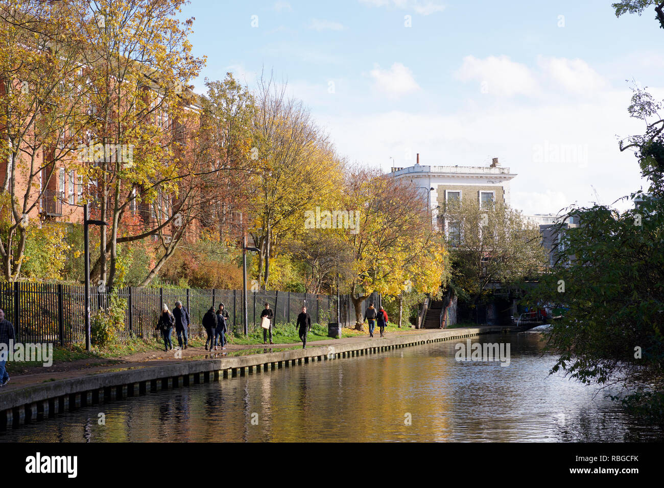 Towpath alongside the Regent's Canal in London Stock Photo - Alamy