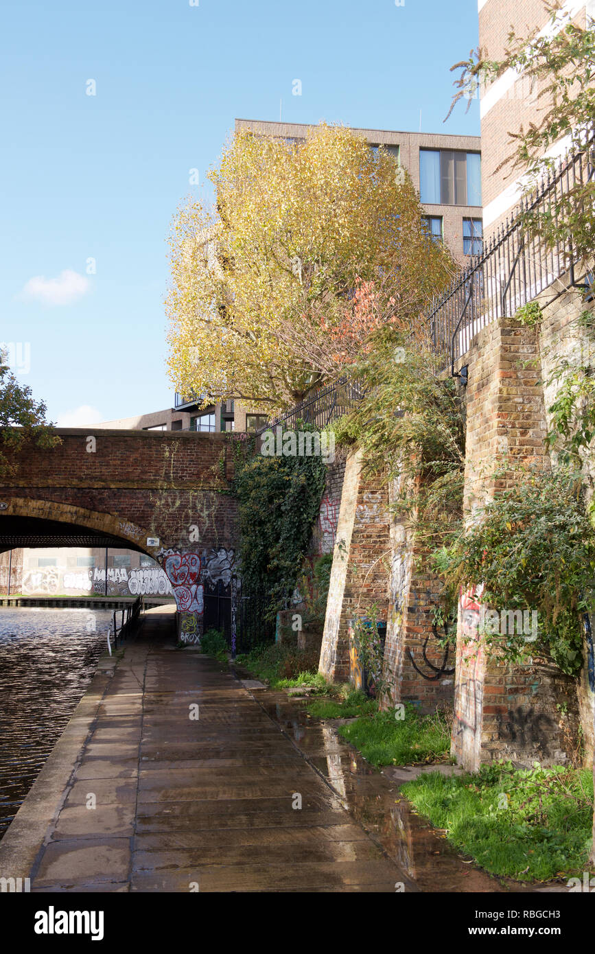 Towpath alongside the Regent's Canal in London Stock Photo - Alamy