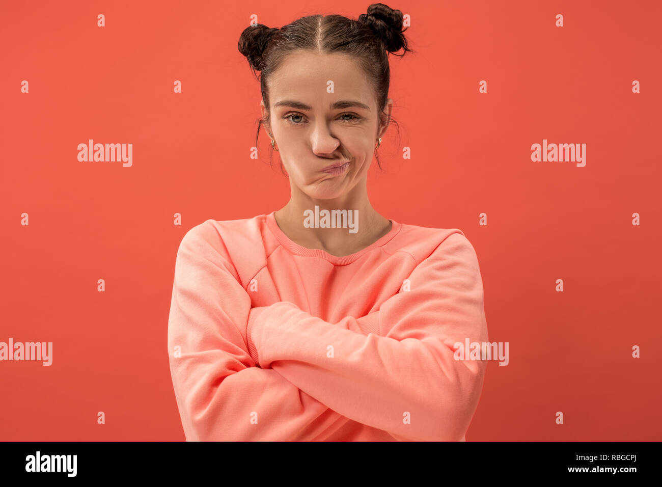 Angry woman looking at camera. Aggressive business woman standing ...