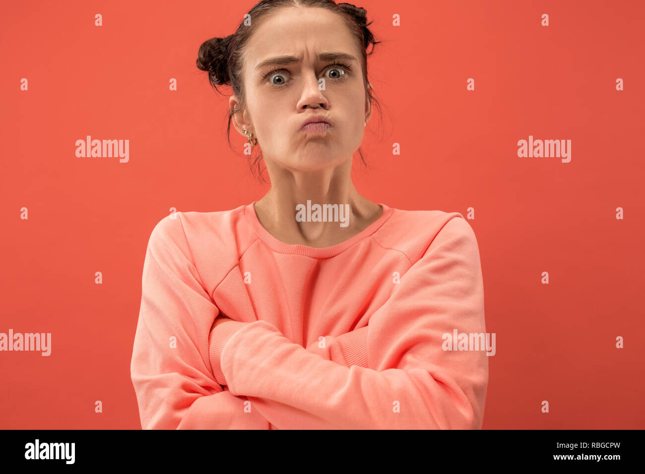 Angry woman looking at camera. Aggressive business woman standing ...