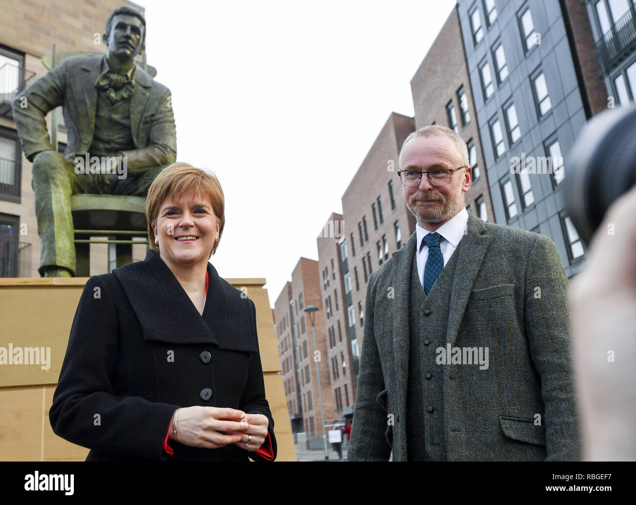 Charles rennie mackintosh statue hi-res stock photography and images ...
