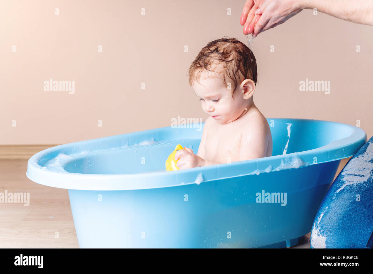 Baby boy in a tub people hi-res stock photography and images - Alamy