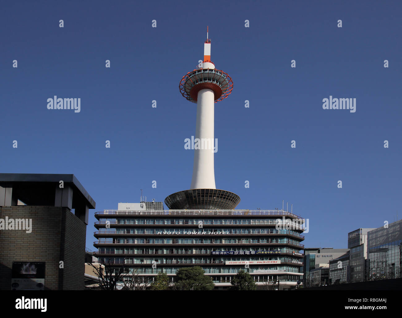 kyoto tower standing above the kyoto tower hotel japan Stock Photo - Alamy