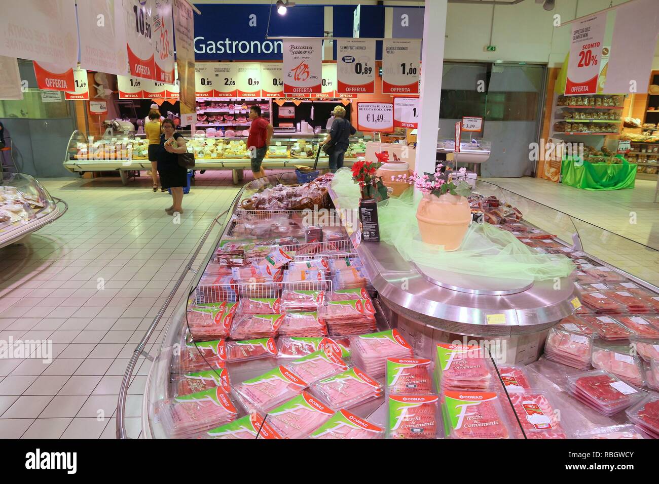 Supermarket meat aisle hi-res stock photography and images - Alamy