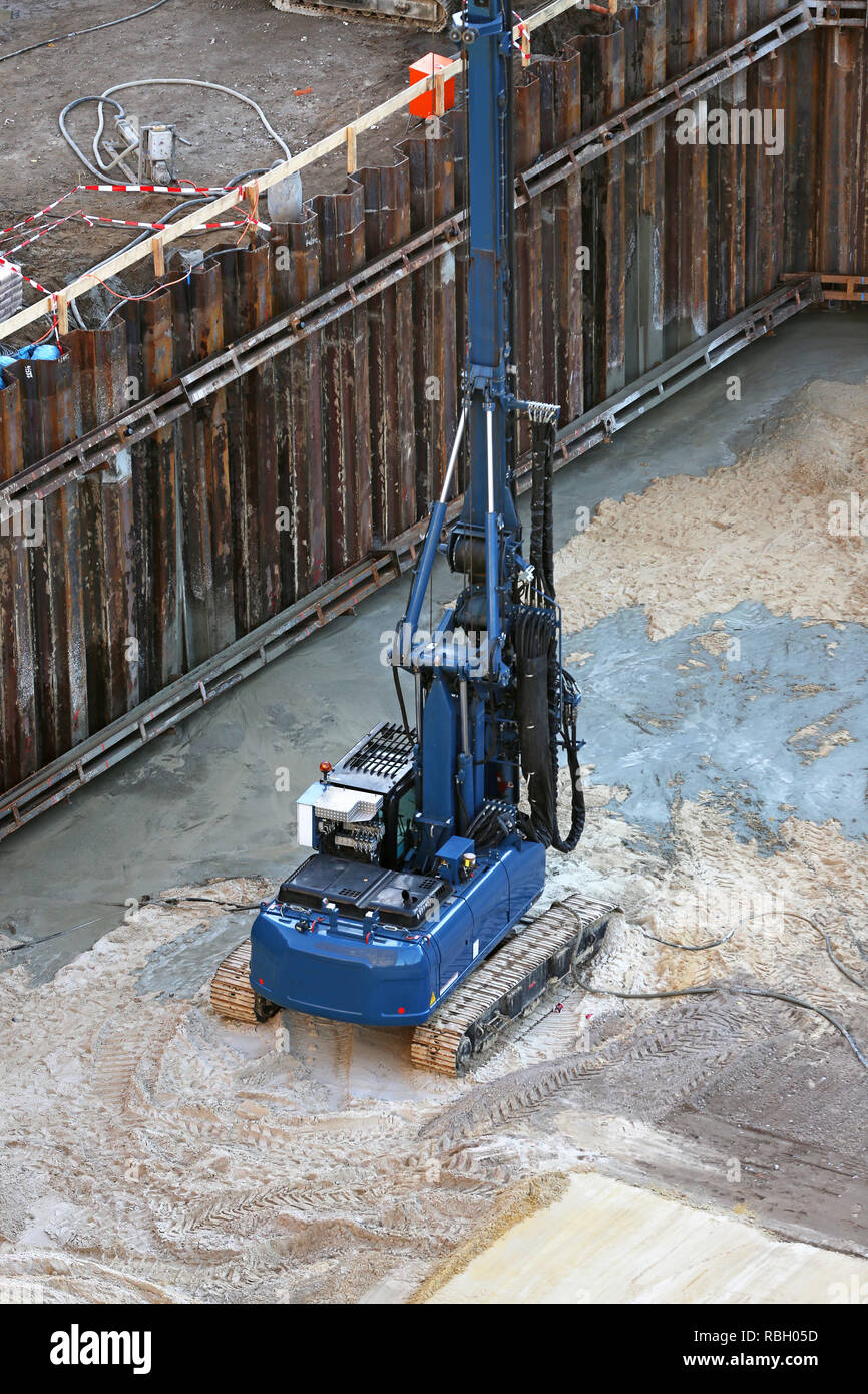 Piling rig hi-res stock photography and images - Alamy