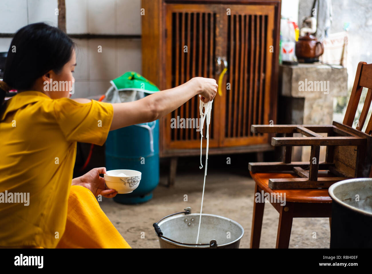 Vintage cooking woman hi-res stock photography and images - Alamy