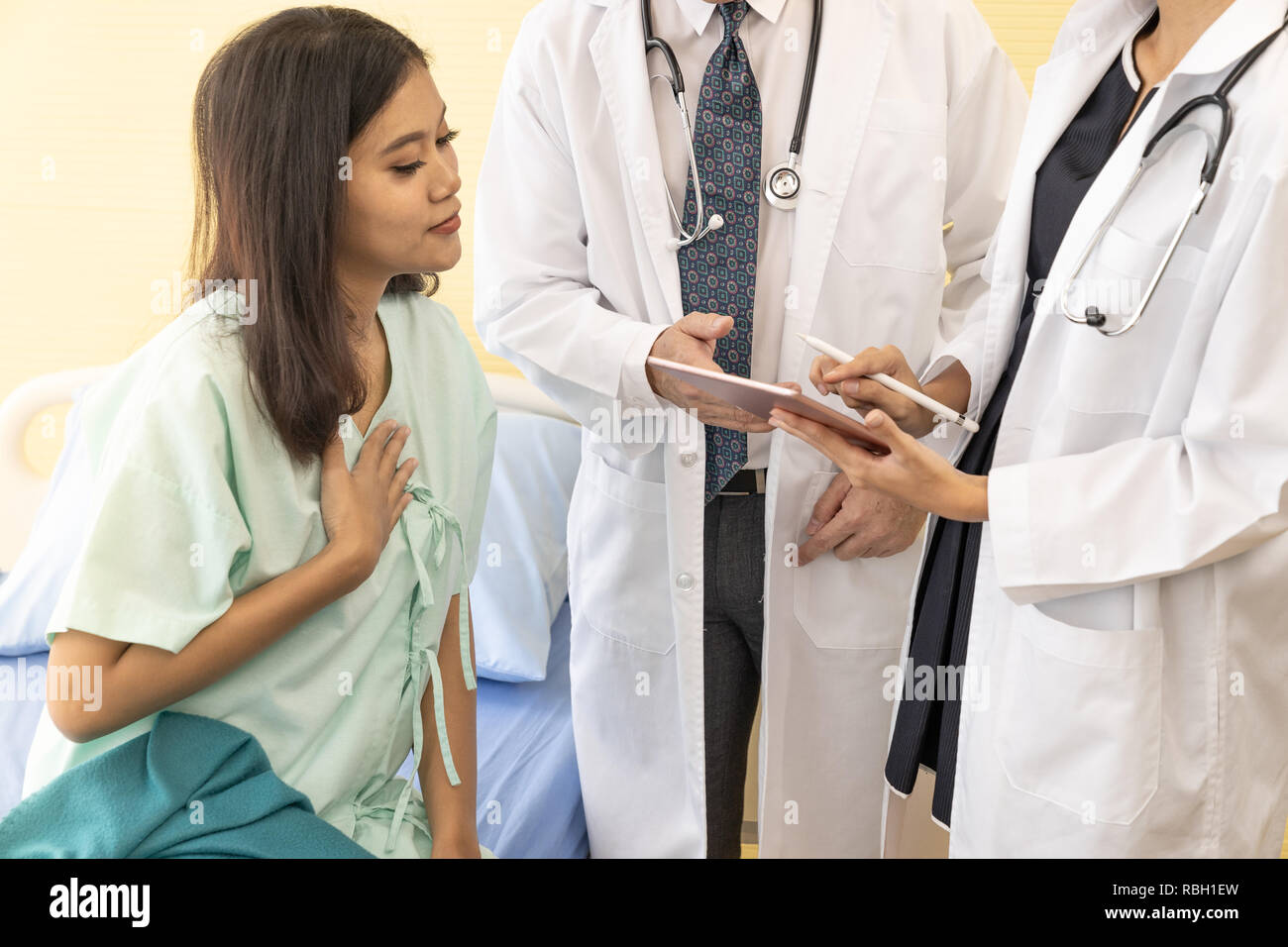 Doctor explain hi-res stock photography and images - Alamy