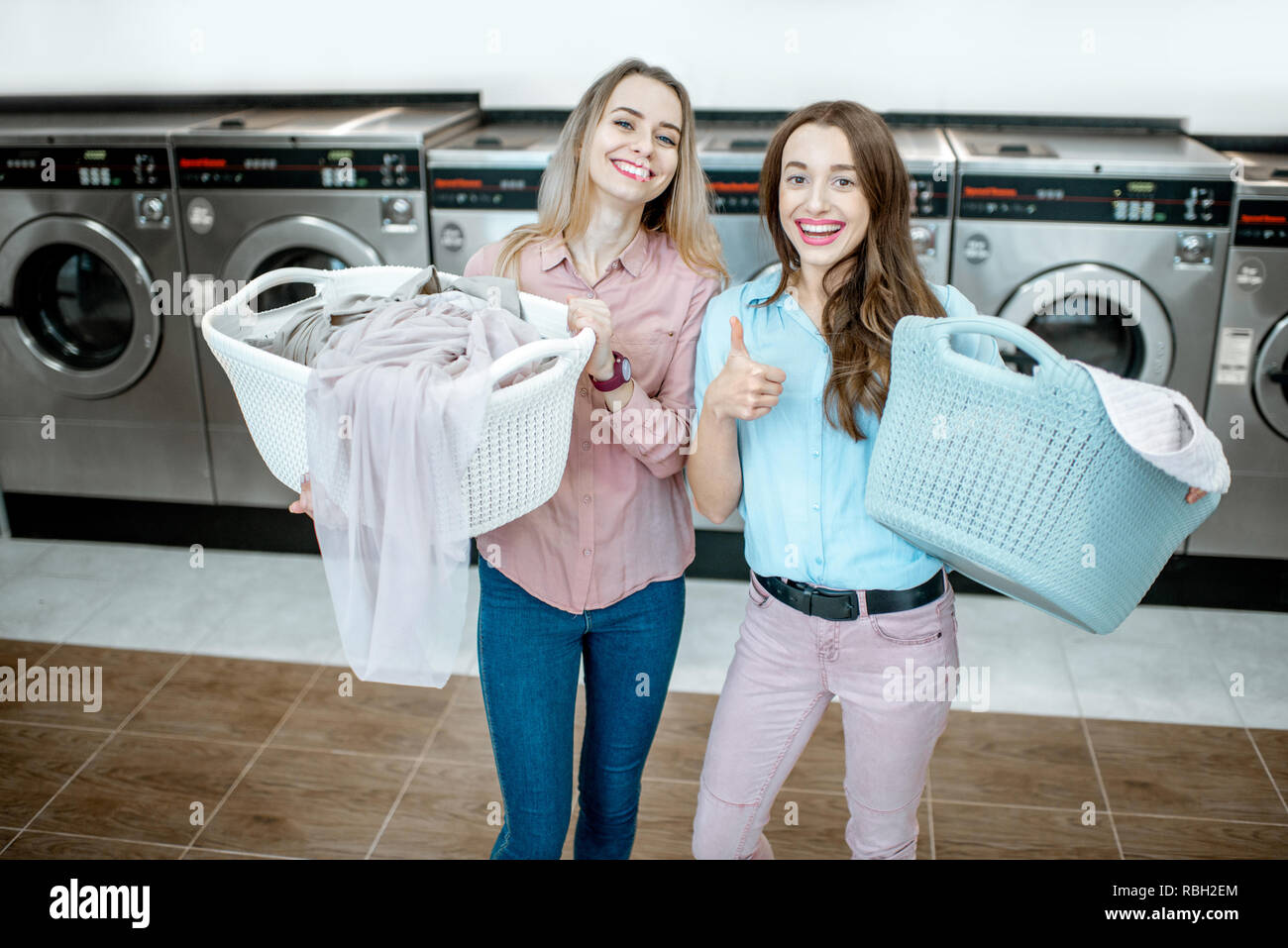 Full washing machine hi-res stock photography and images - Alamy