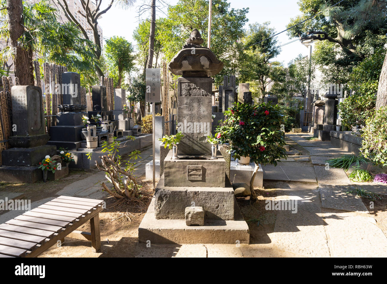 Tomb of Bakin Takizawa ( 1767 – 1848 ), Japanese author, Jinkoji Temple ...