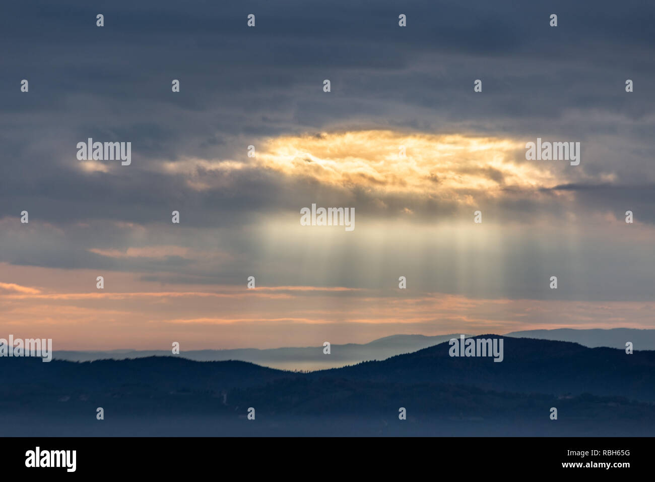 Sun and fog mountains hi-res stock photography and images - Alamy