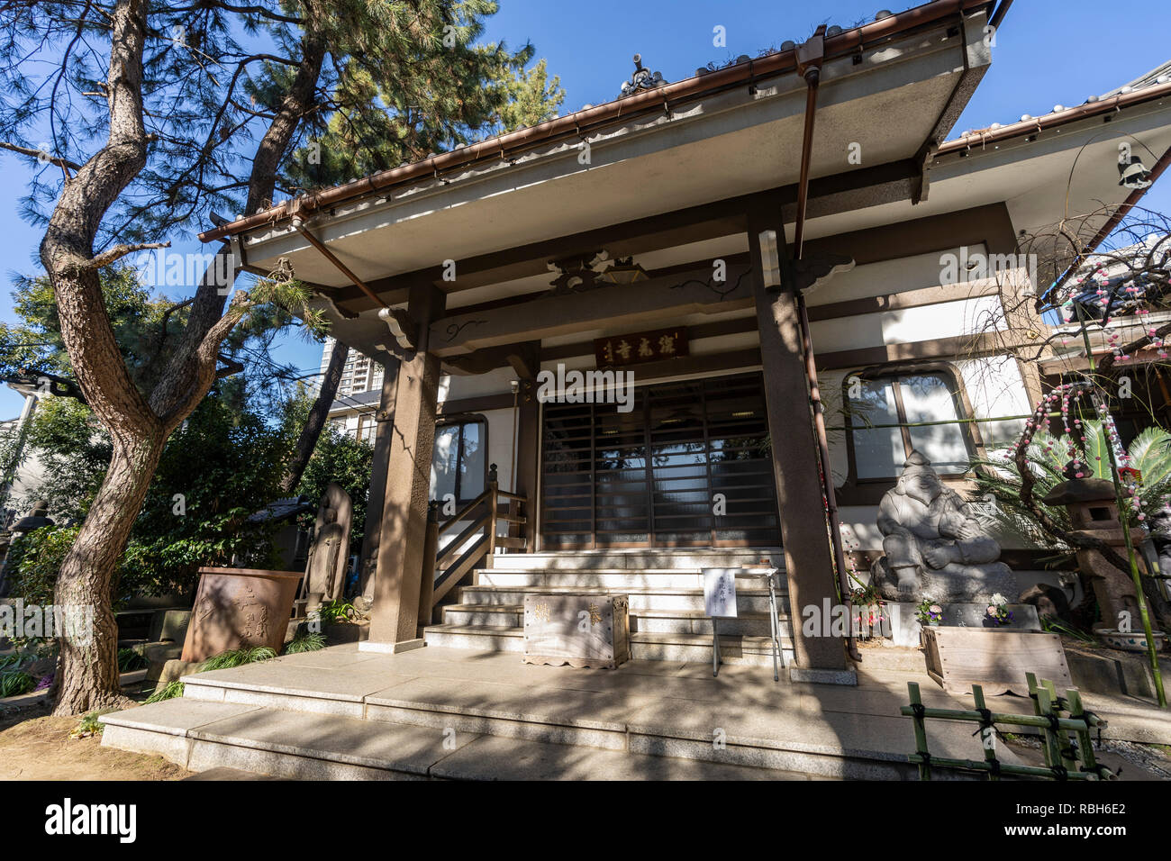 Jinkoji Temple, Bunkyo-Ku, Tokyo, Japan Stock Photo - Alamy