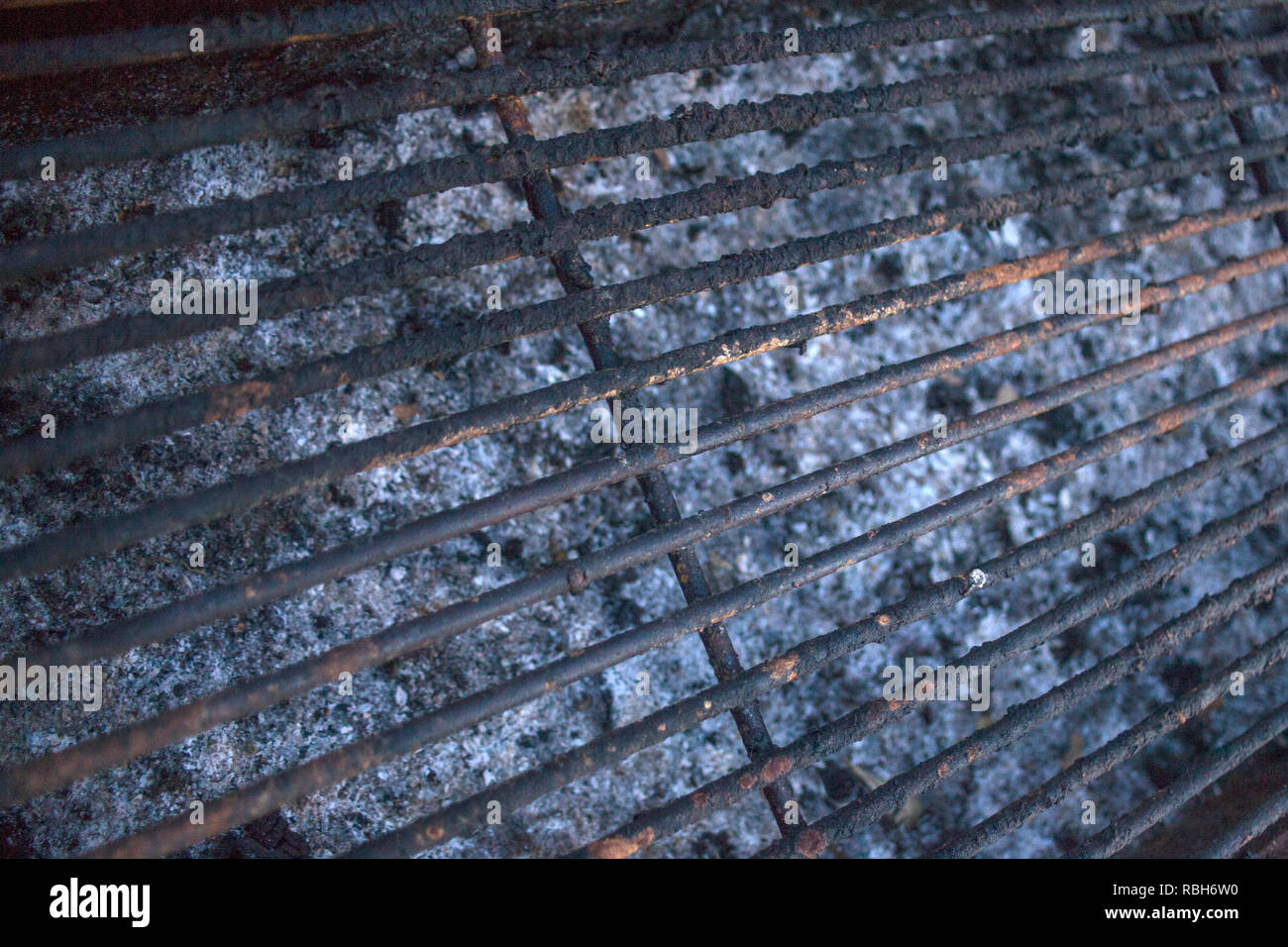 Charcoal burns on grill grate hi-res stock photography and images - Alamy
