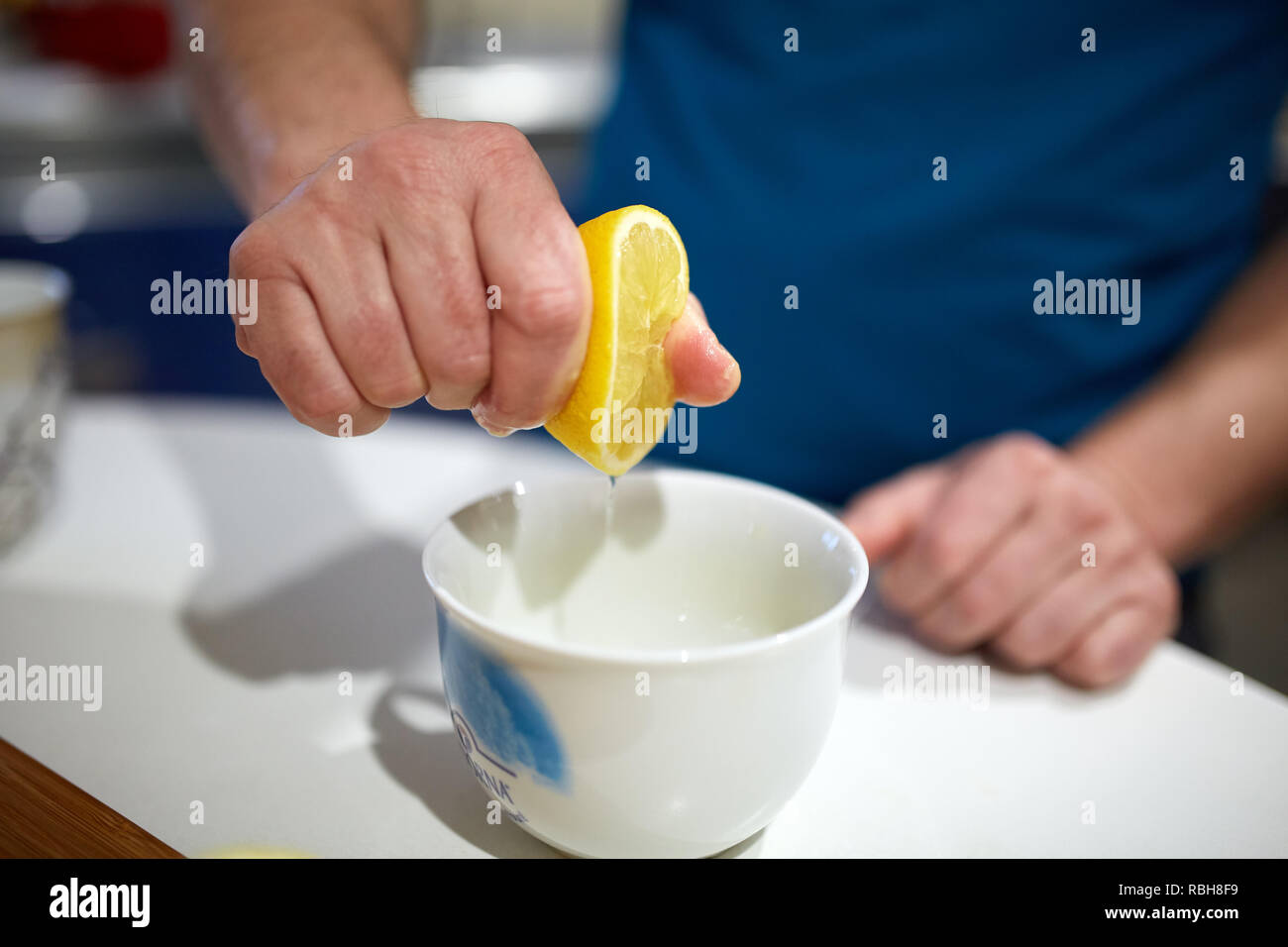 Squeezing a lemon hi-res stock photography and images - Alamy