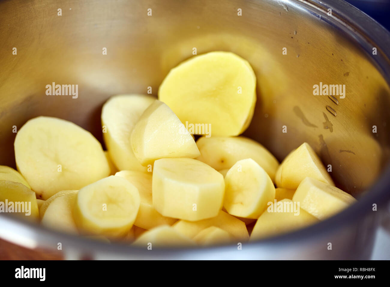 Potatoes peeled hi-res stock photography and images - Alamy