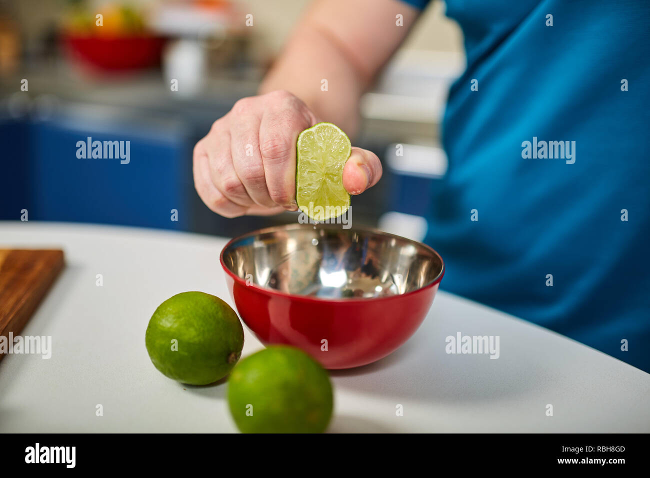 Hand squeeze lime hi-res stock photography and images - Alamy
