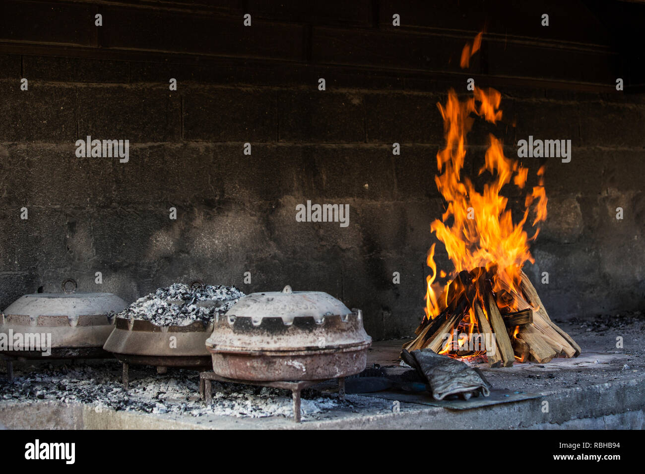 Traditional Dalmatian Peka cooking dish Stock Photo - Alamy