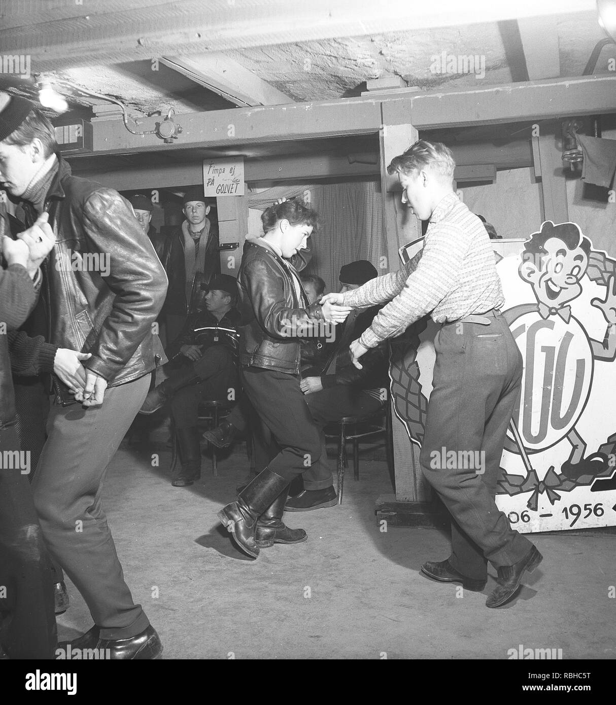 Adult party 1950s hi-res stock photography and images - Alamy