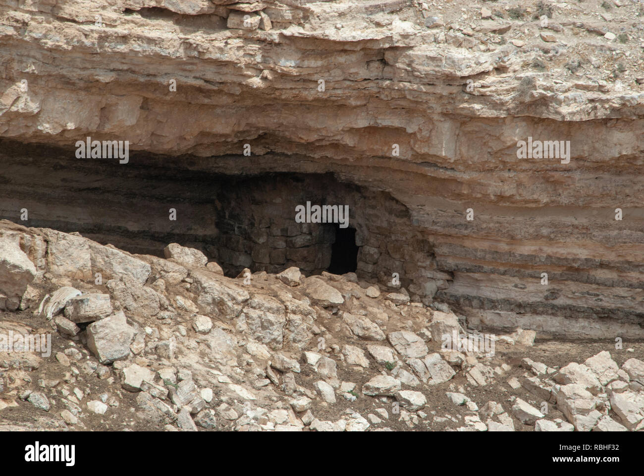 Cave houses in petra jordan hi-res stock photography and images - Alamy