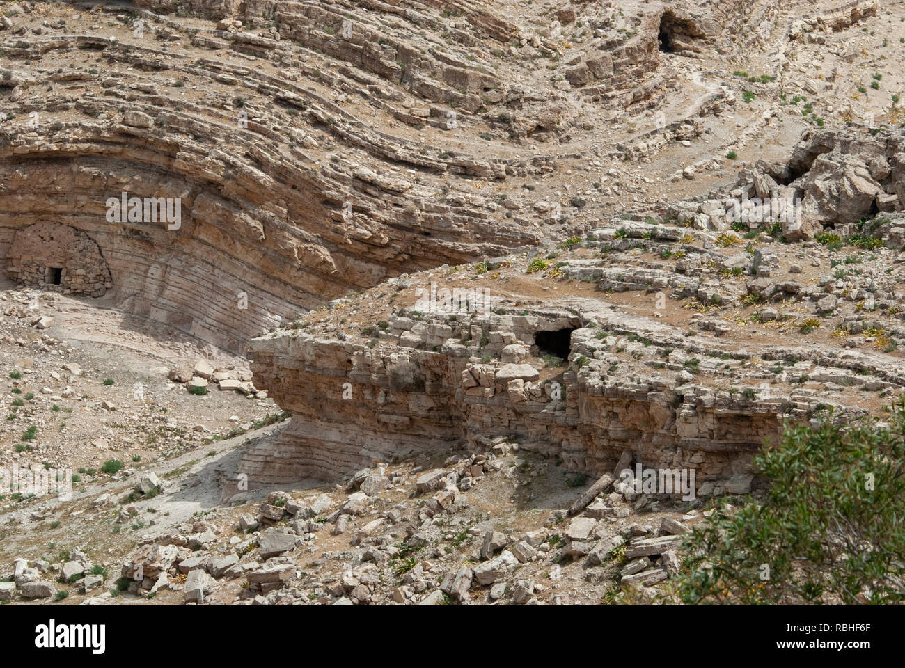 Cave houses in petra jordan hi-res stock photography and images - Alamy