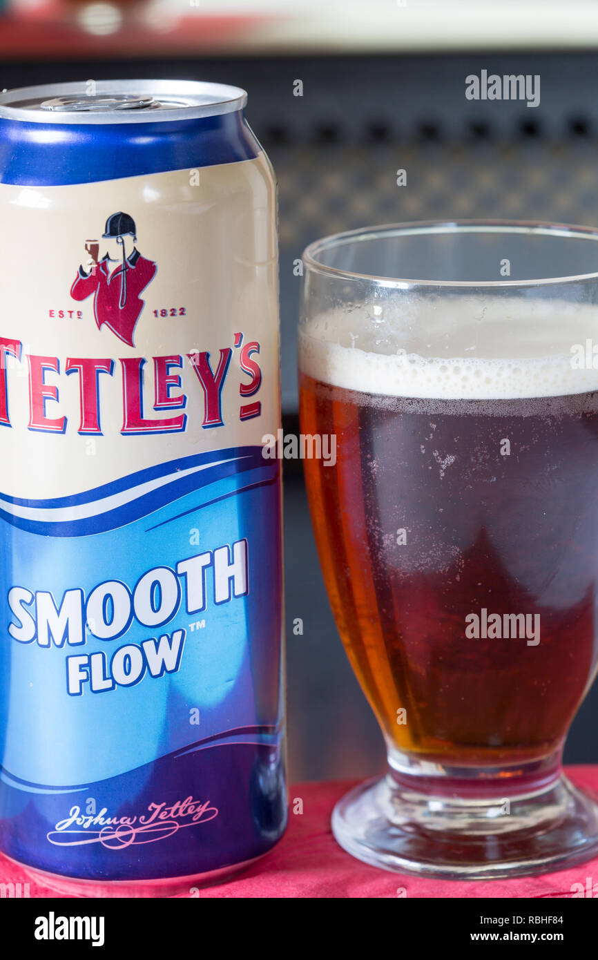 A glass of cold Tetleys Smooth flow bitter Stock Photo - Alamy