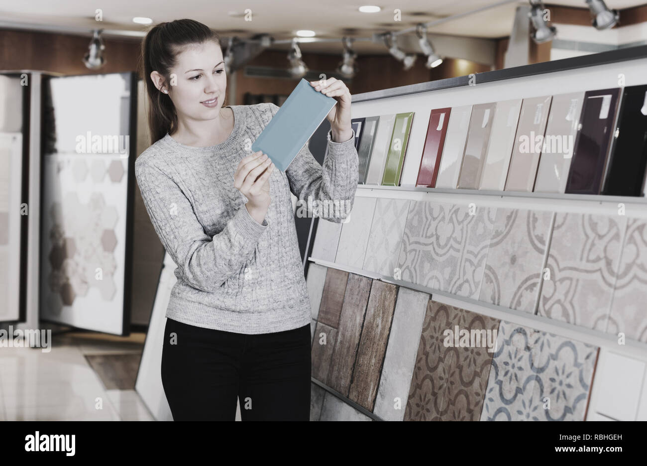 Tiler woman hi-res stock photography and images - Alamy