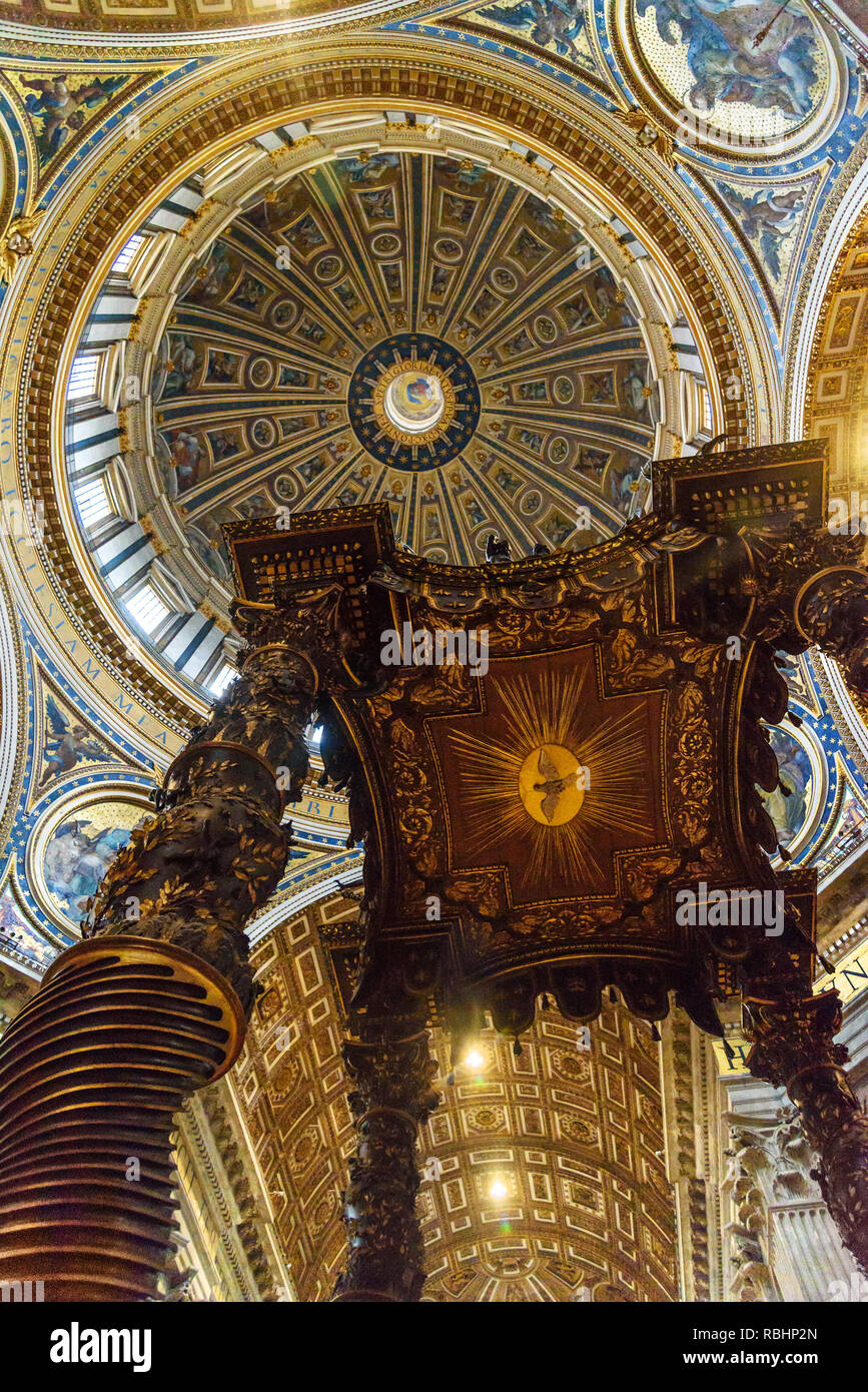 Vatican city, Vatican - October 05, 2018: Altar with Bernini's ...