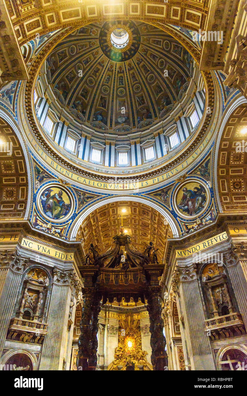 Vatican city, Vatican - October 05, 2018: Altar with Bernini's ...