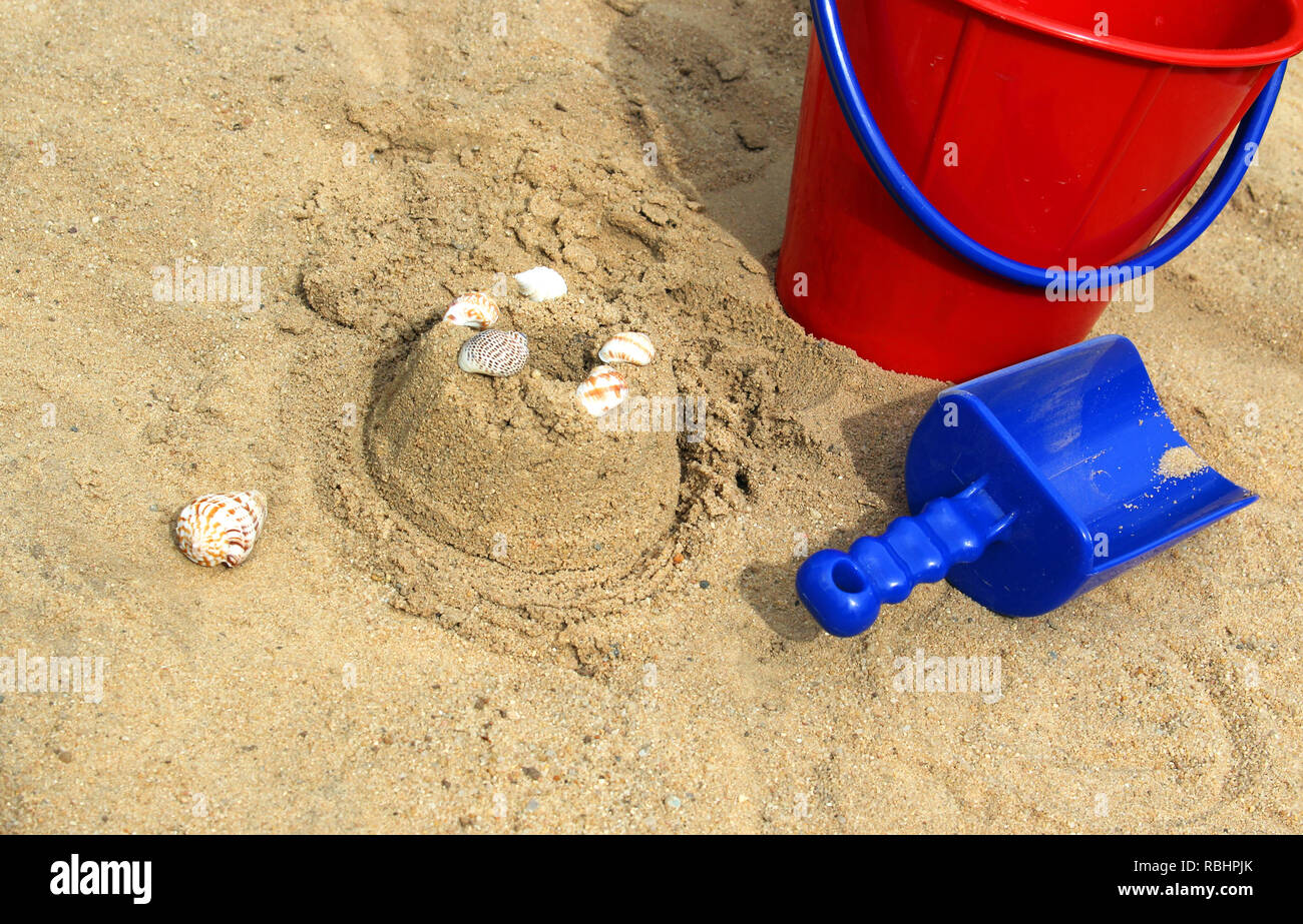 Sea shells beach bucket hi-res stock photography and images - Alamy