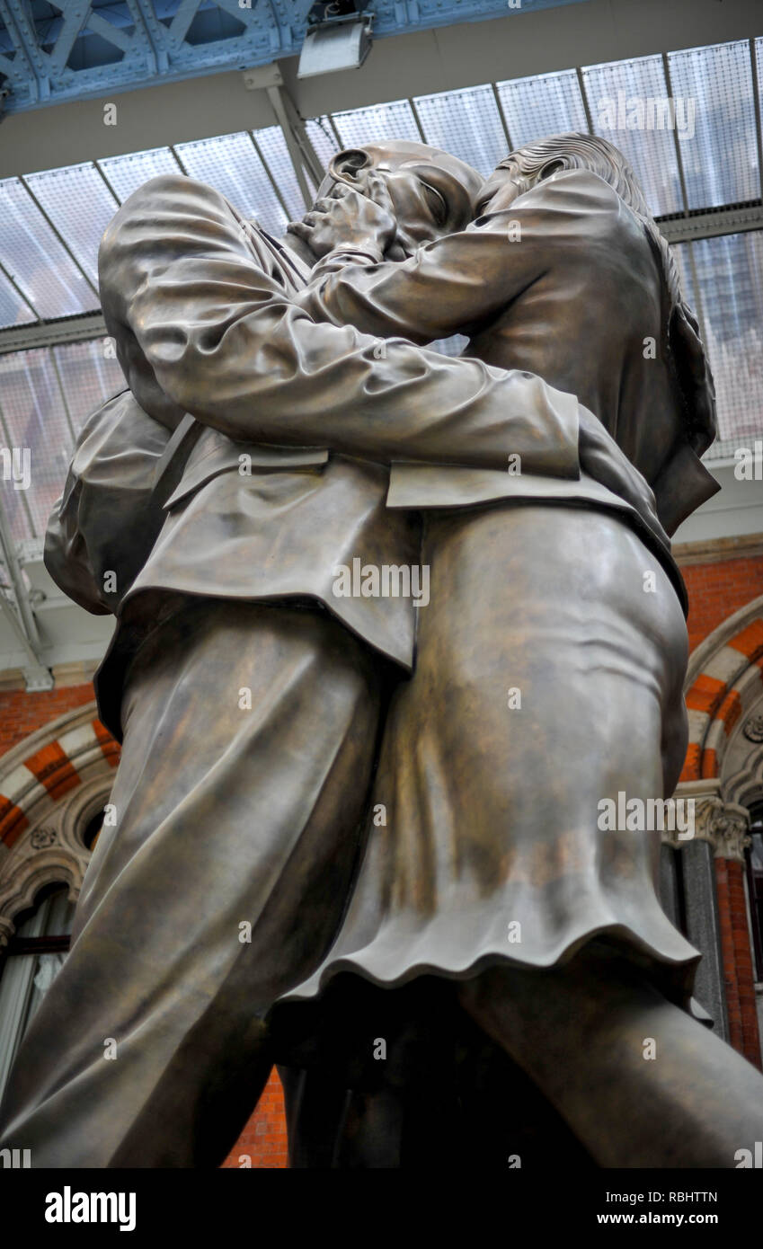 The lovers statue by paul day hi-res stock photography and images - Alamy