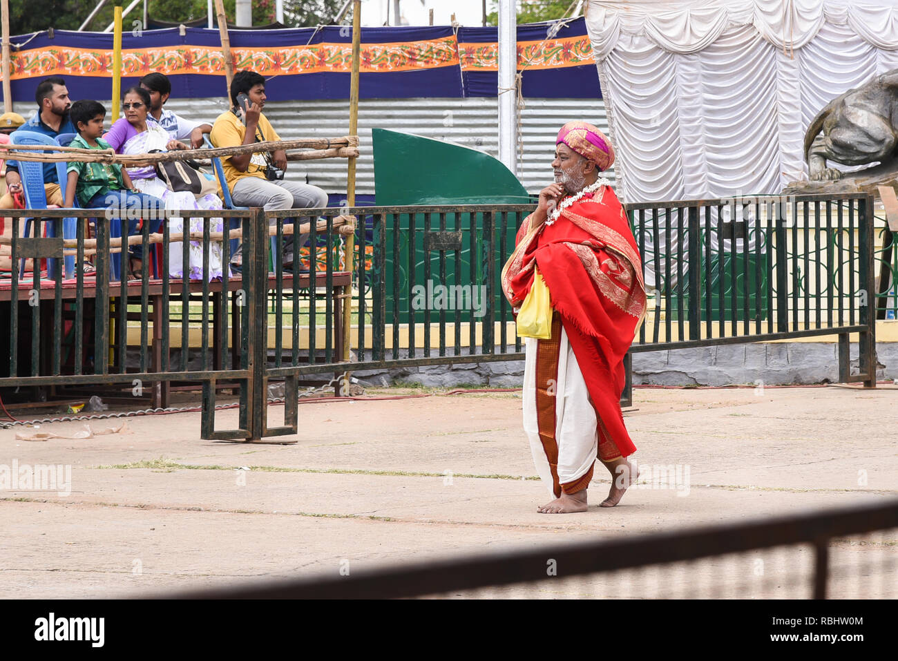 Indian pujari hi-res stock photography and images - Alamy