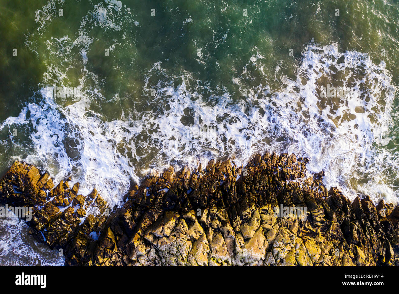 Overhead ocean waves hi-res stock photography and images - Alamy