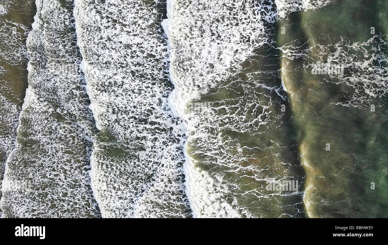 Aerial overhead view of beautiful breaking ocean waves Stock Photo - Alamy