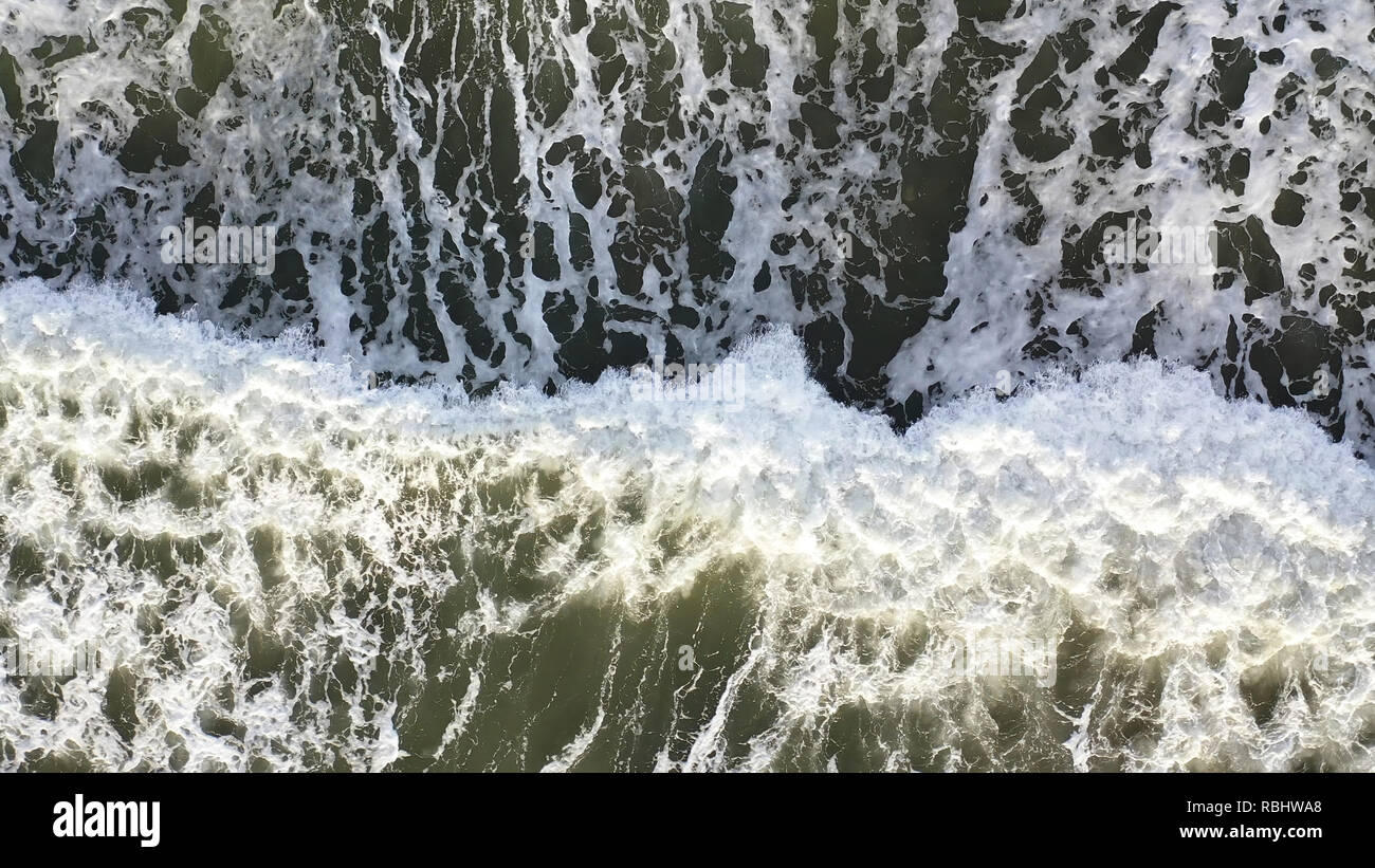 Aerial overhead view of beautiful breaking ocean waves Stock Photo - Alamy
