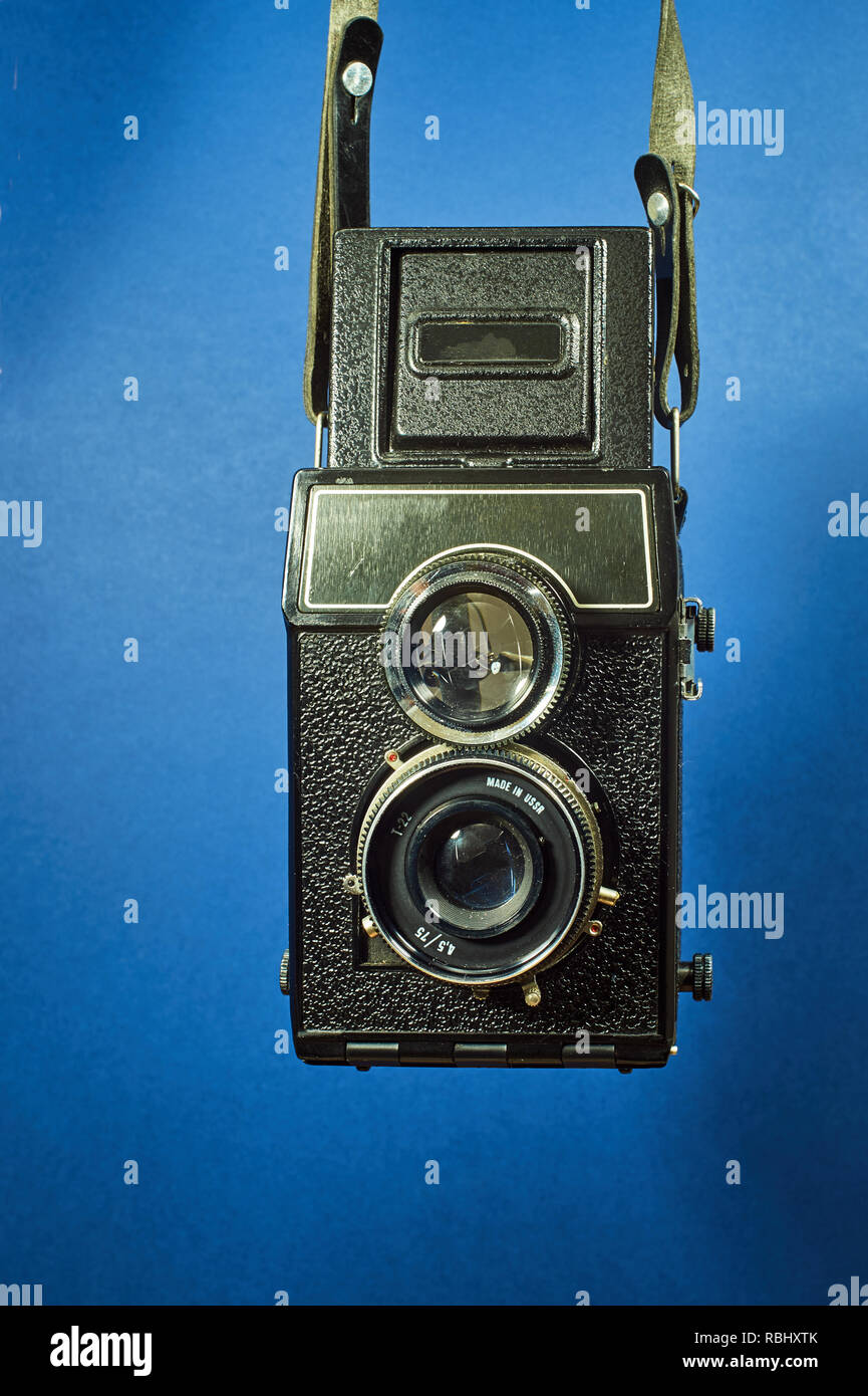 An analog dual-lens reflex photographic camera Stock Photo - Alamy