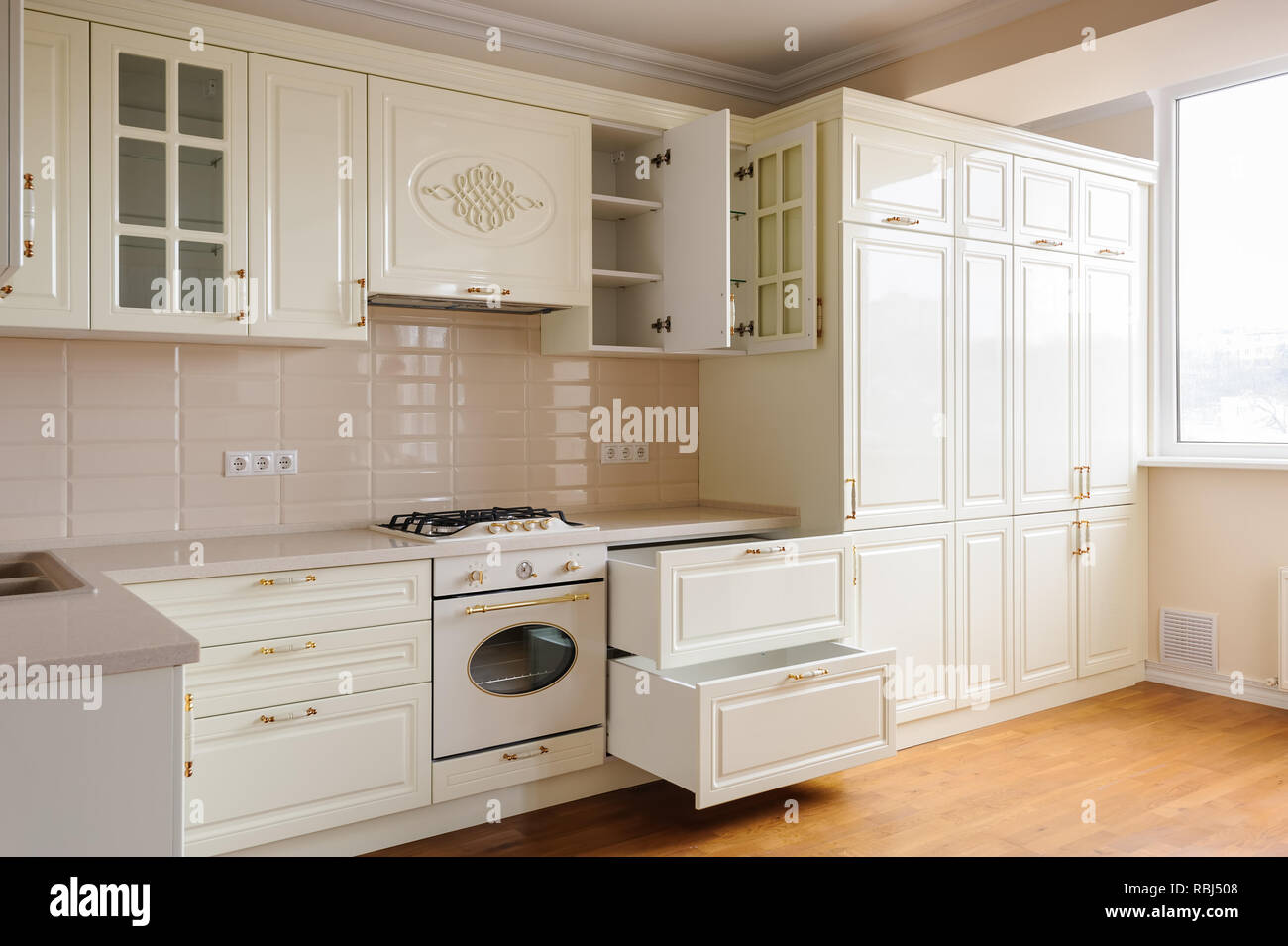 Classic cream colored kitchen Stock Photo - Alamy