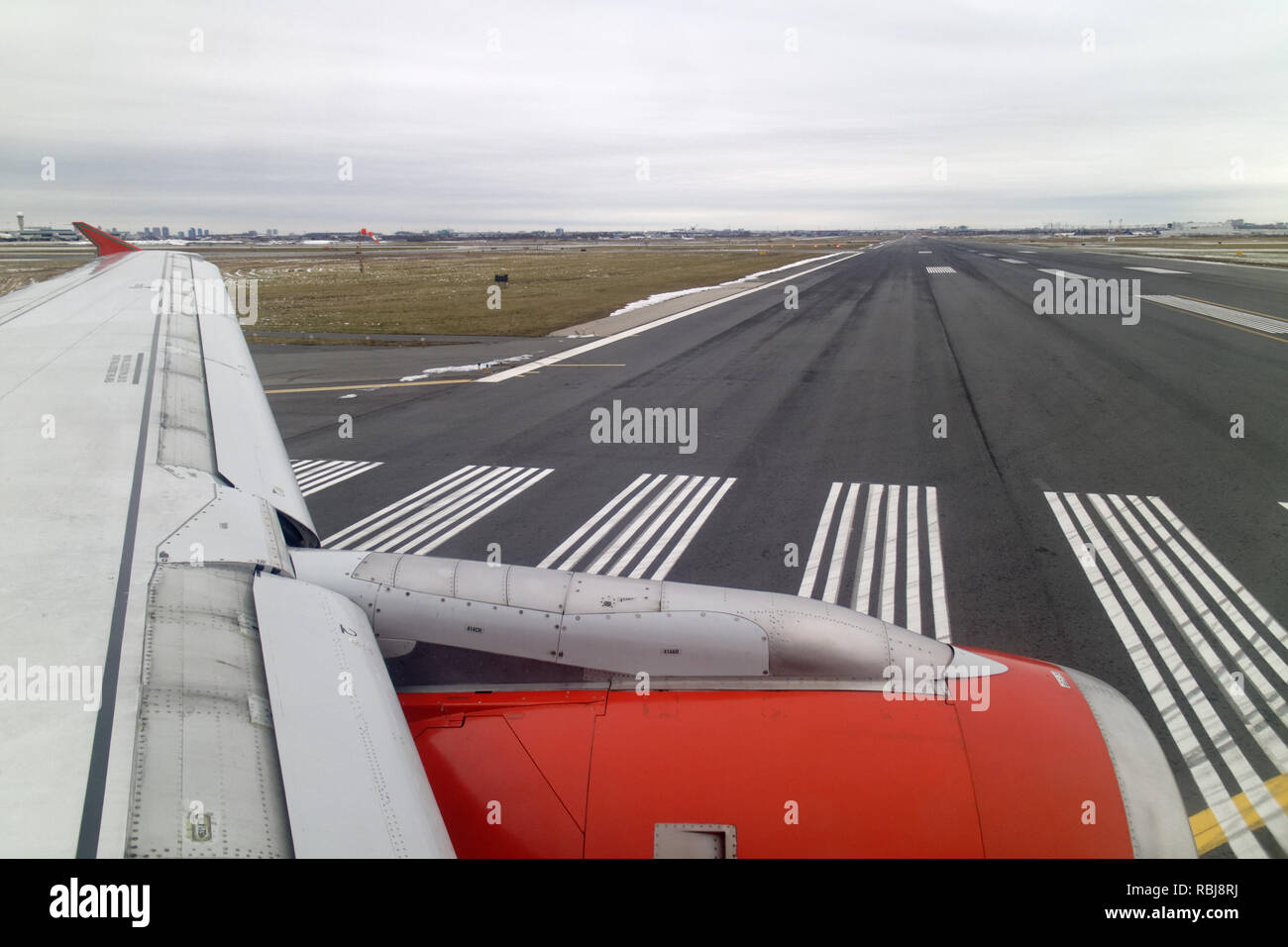 Airport window plane hi-res stock photography and images - Alamy