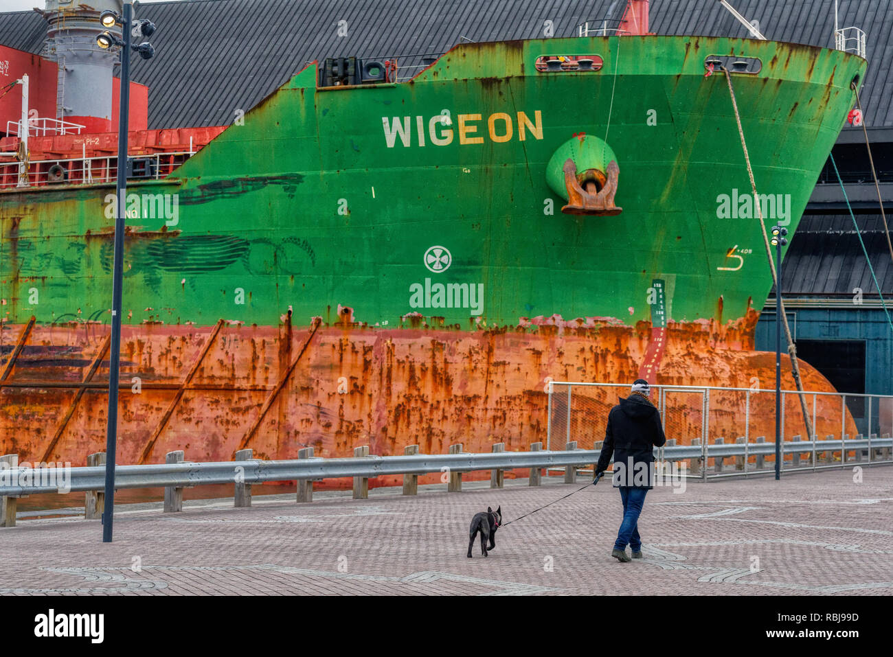 Container harbour with man hi-res stock photography and images - Alamy