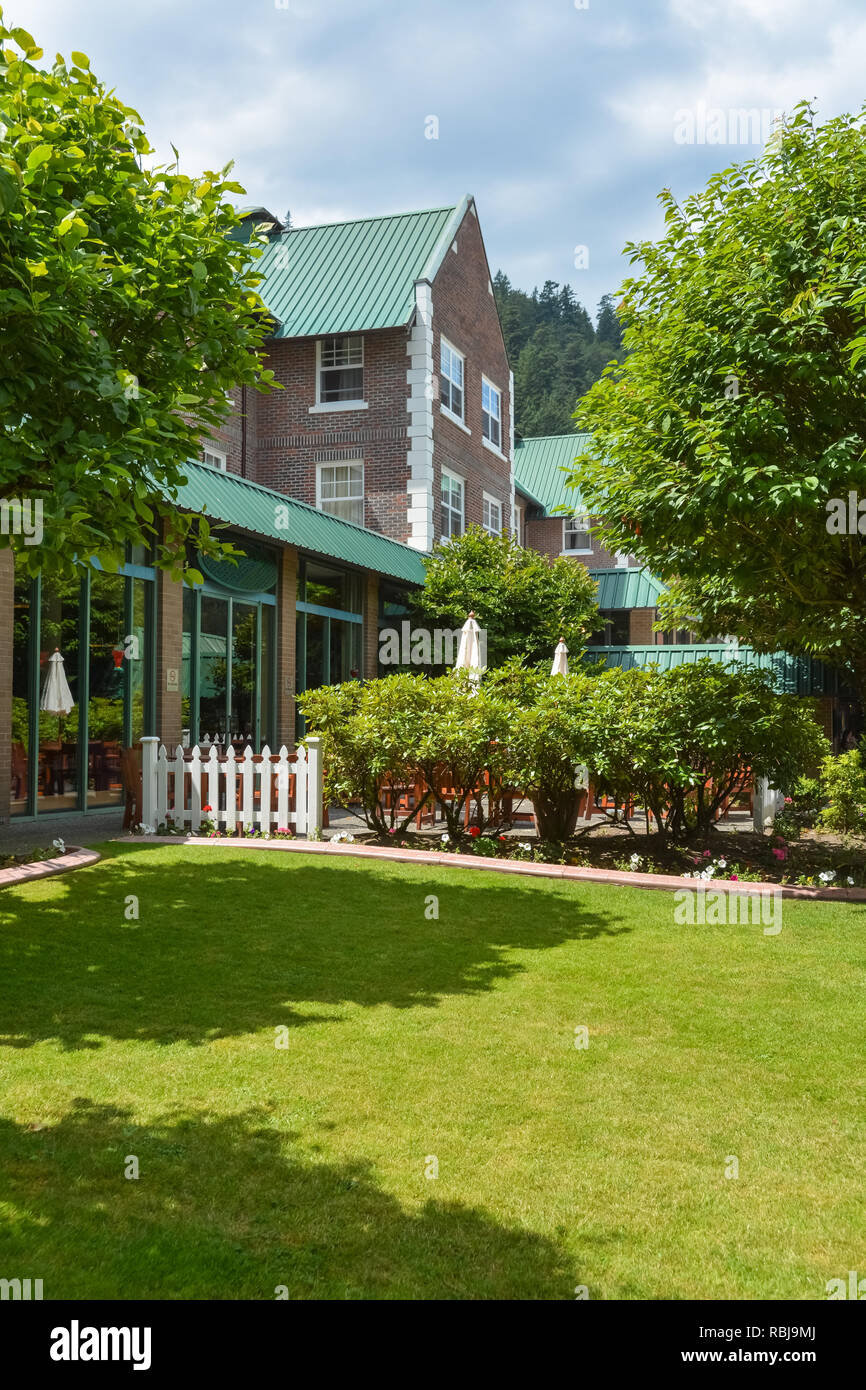 Entrance lawn hi-res stock photography and images - Alamy