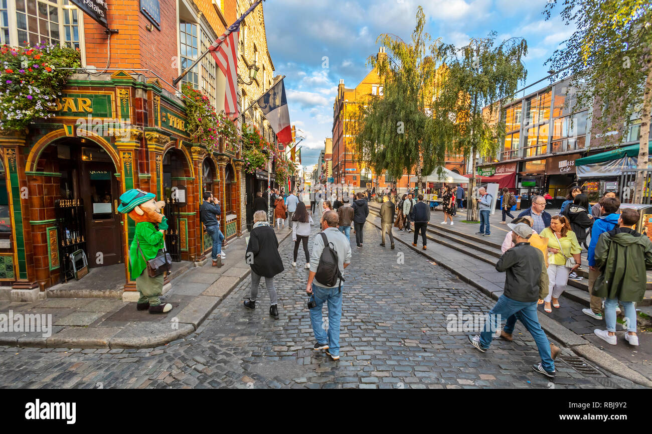 Visitors and tourists explore the Temple Bar district in Dublin ...