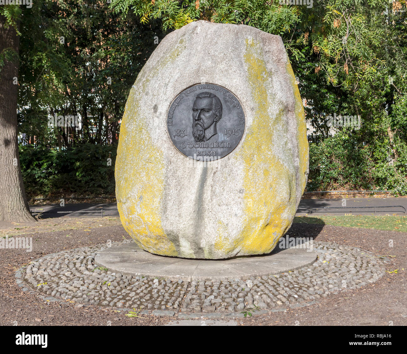 The Diamuido Donnabain (Jeremiah O'Donovan Rosa) stone statue in St ...