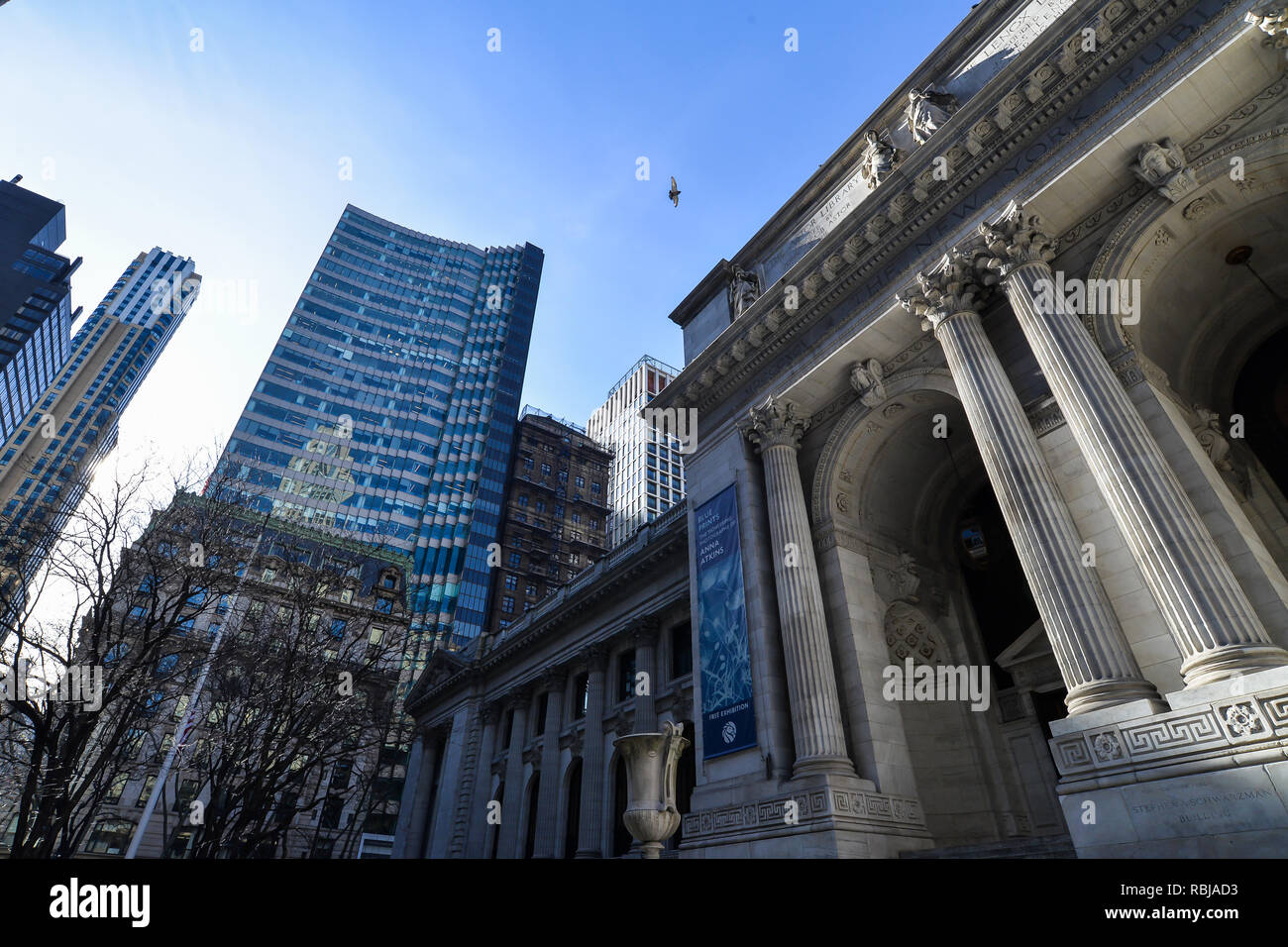 Book table in manhattan hi-res stock photography and images - Alamy