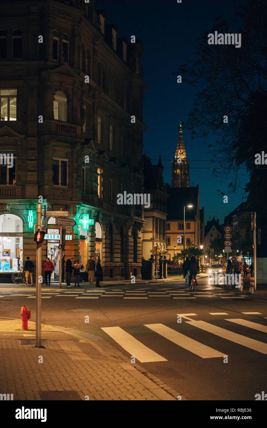 French pedestrian crossing sign hi-res stock photography and images - Alamy